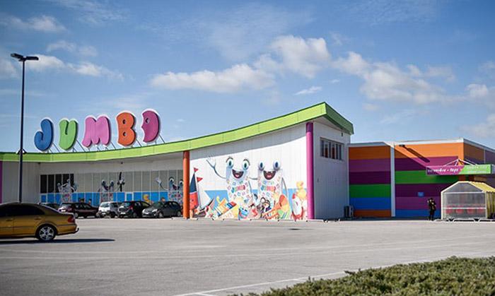 Άγνωστοι πέταξαν τρικάκια και έσπασαν την τζαμαρία στα Jumbo Αμαρουσίου